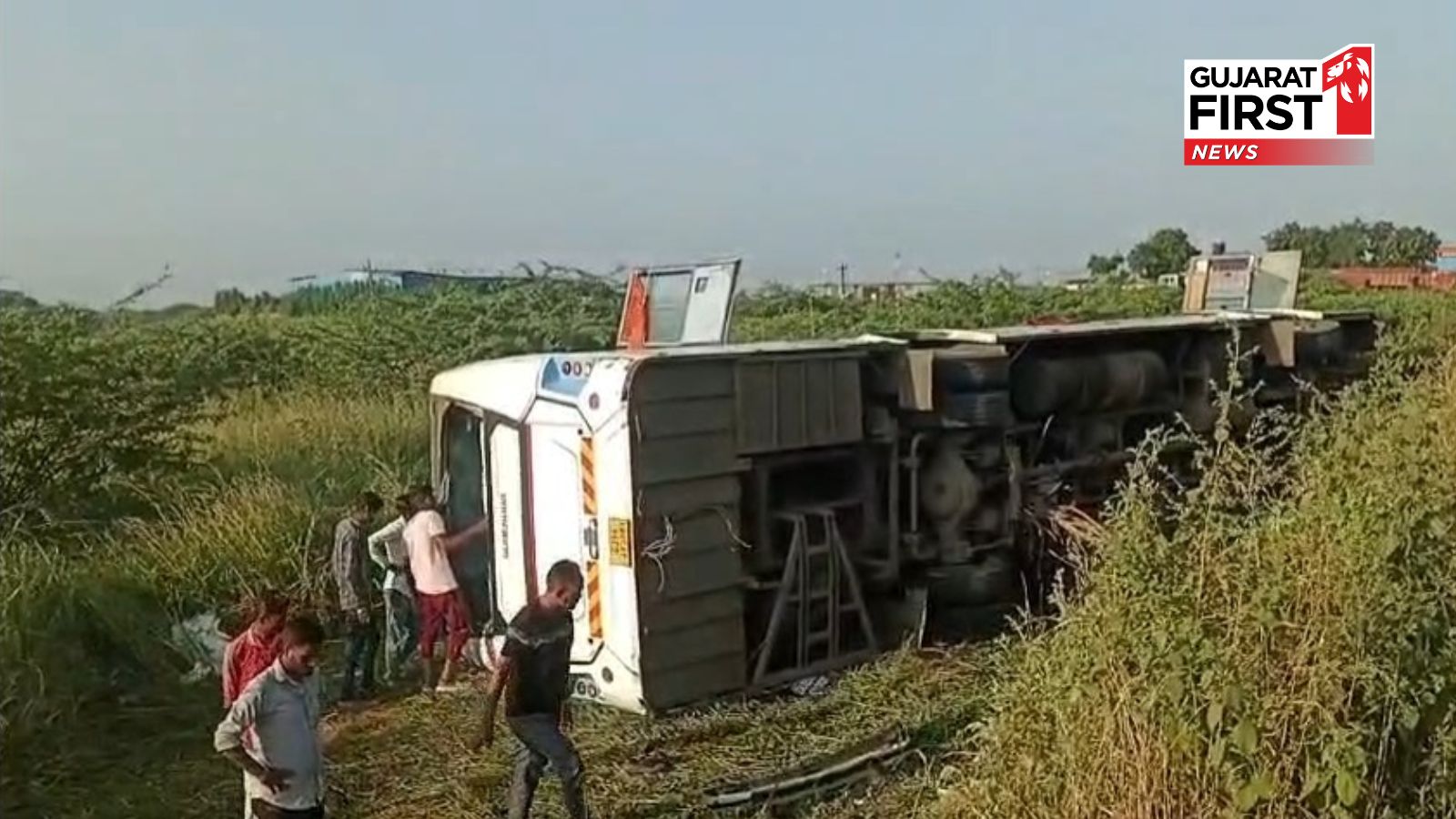 ભરુચ-દહેજ રોડ પર SRF કંપનીની બસ પલટી,15 કર્મચારીઓને નાની મોટી ઈજા | Bus ...