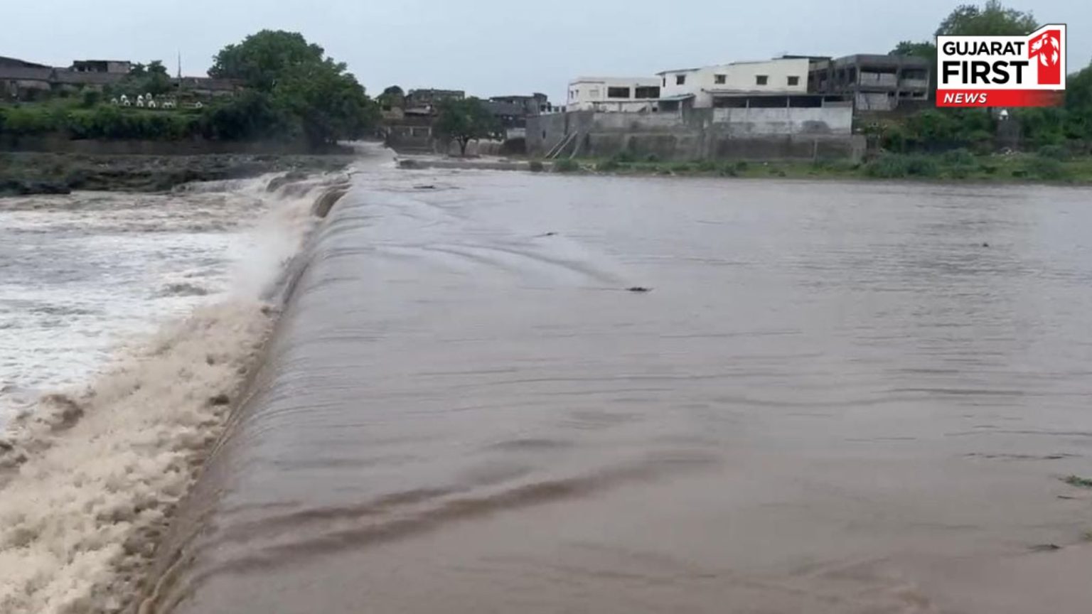 Jetpur : કેરાળી ગામ સહિત 10 ગામોને જોડતો પુલ પાણીમાં ગરકાવ - Gujarat First