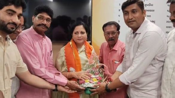 Vadodara : મંત્રી બન્યા બાદ ડો. મનીષાબેન વકીલ પહેલી વખત પાર્ટી કાર્યાલય ...